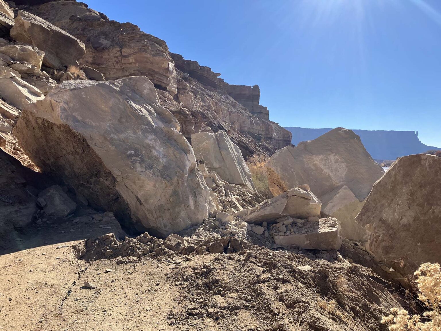 Rockfall blocks White Rim Road in Canyonlands National Park - DesertUSA